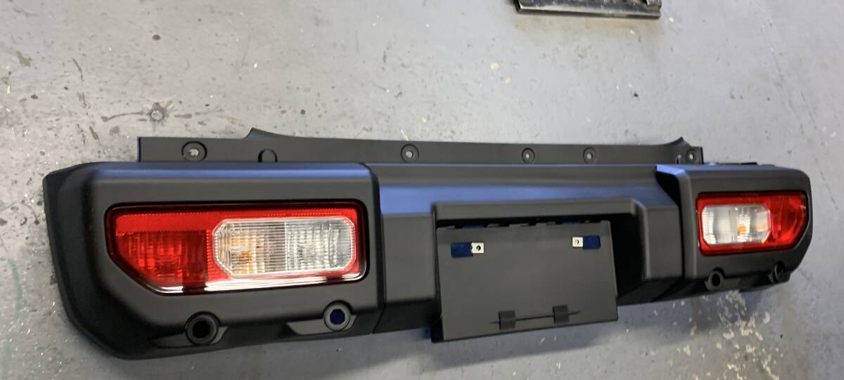 Yahoo!オークション - 新車外し ジムニーJB64W 4型 純正リヤバンパー ...