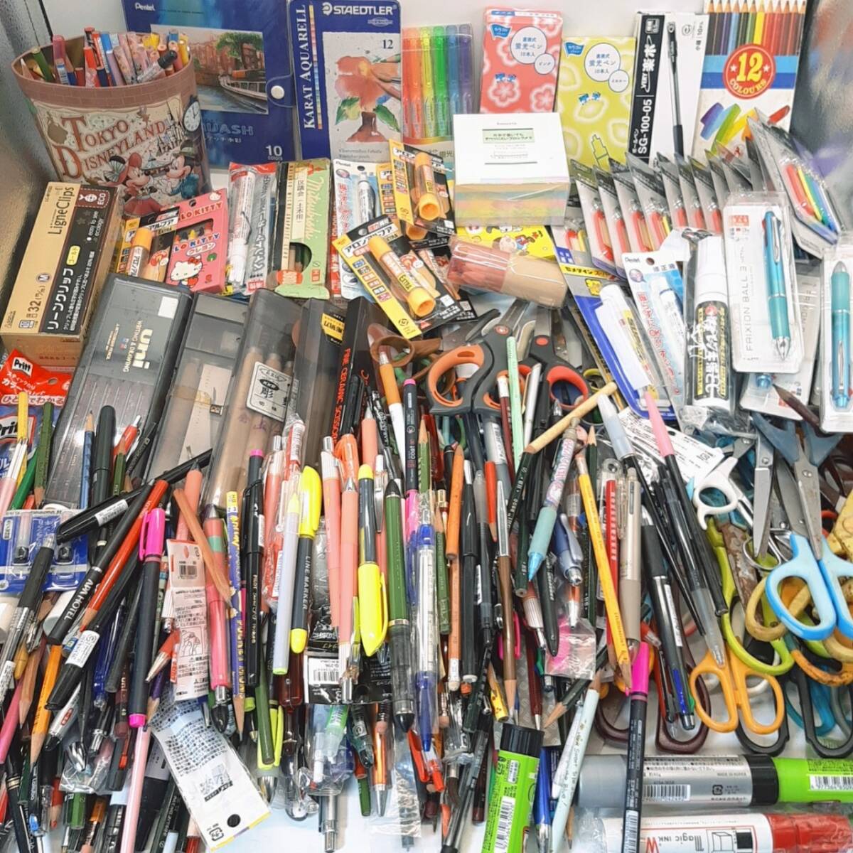 Yahoo!オークション - c323 文房具 まとめ 大量 11kg 鉛筆 はさみ 他 ...