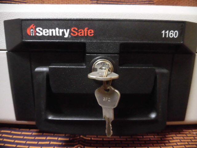 Yahoo!オークション - Sentry safe ポータブル 耐火保管庫 1160 鍵式/...