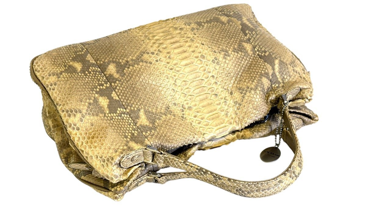 Yahoo!オークション - 未使用 WEL ウェル パイソン使用2WA巾着型バッグ...