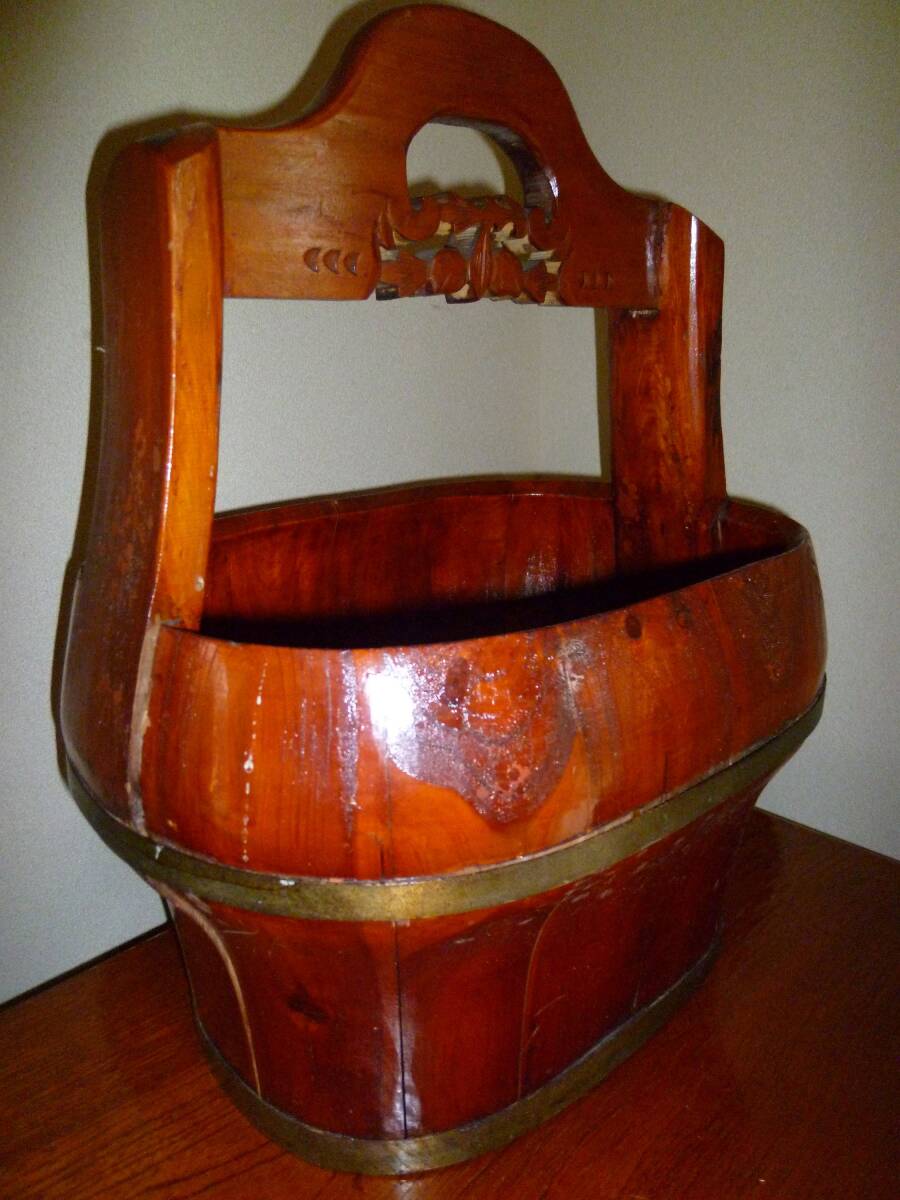 木製】手桶 (高46cm×40cm×30cm) 木桶 水桶 朱塗 古民具 木製】手桶 (高46cm×40cm×30cm) 木桶 水桶 朱塗 古民具