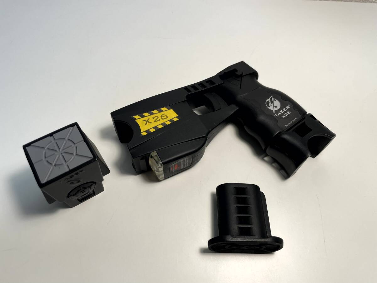 Taser X26 可動ダミー テーザーガン Small Monster Axonタイプ Taser X26 可動ダミー テーザーガン Small Monster Axonタイプ