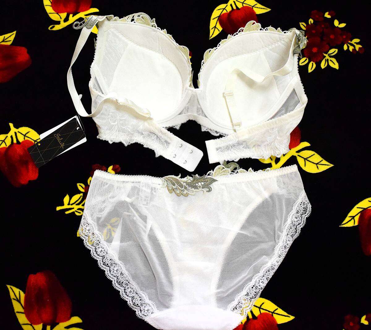 Yahoo!オークション - 新品・タグ付き ワコール サルート 92G・火の...