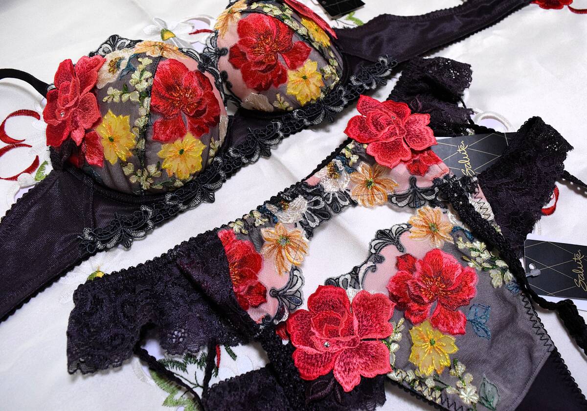 Yahoo!オークション - 新品・タグ付き ワコール サルート 93G・ニュ...