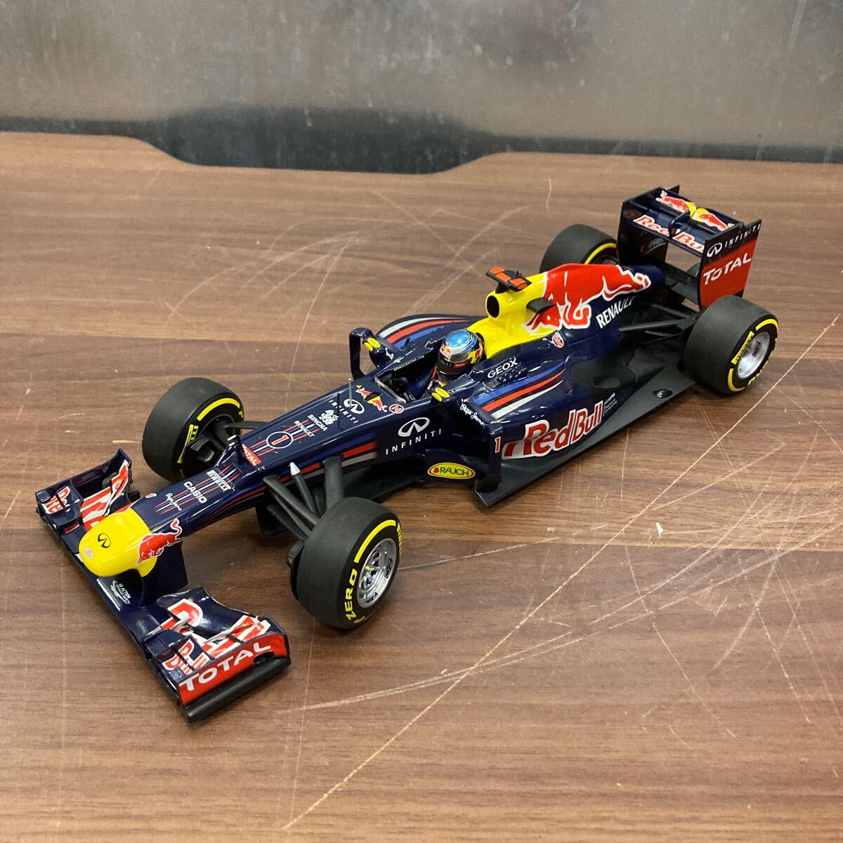 Yahoo!オークション - ミニチャンプス 1/18 RED BULL RACING RENAULT R...