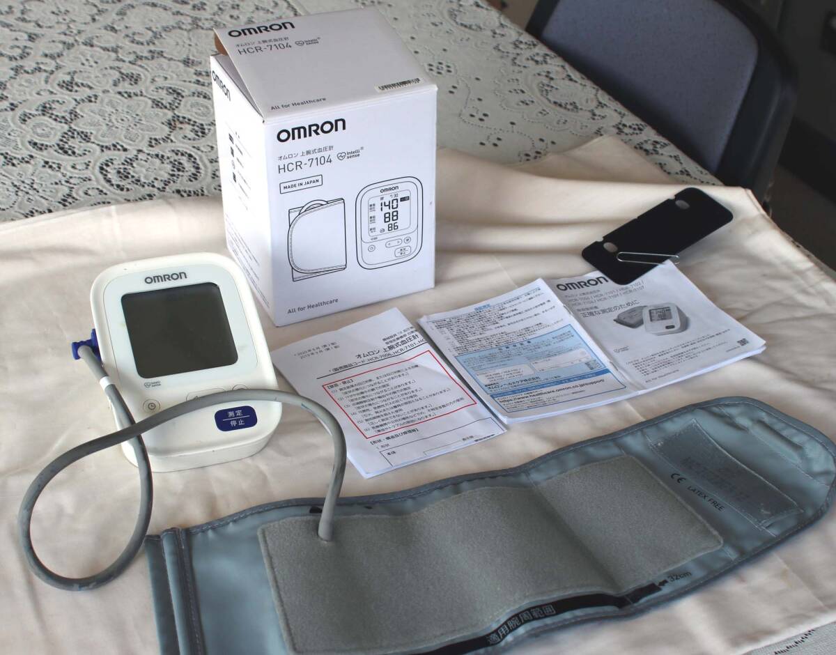 Yahoo!オークション - 上腕式血圧計 HCR-7104 （ホワイト）