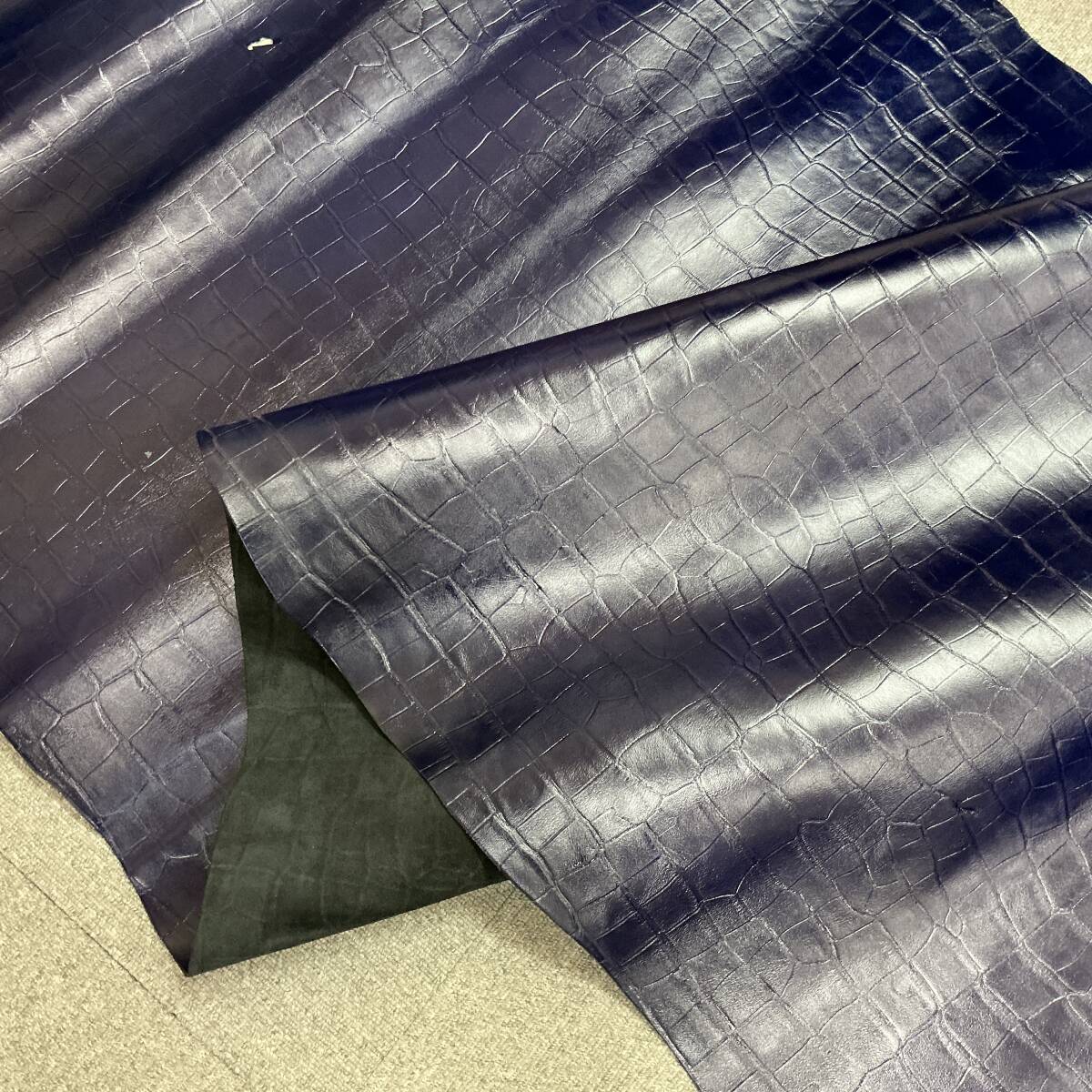 Yahoo!オークション - 革 牛革クロコ型押し ネイビー 270デシ N036