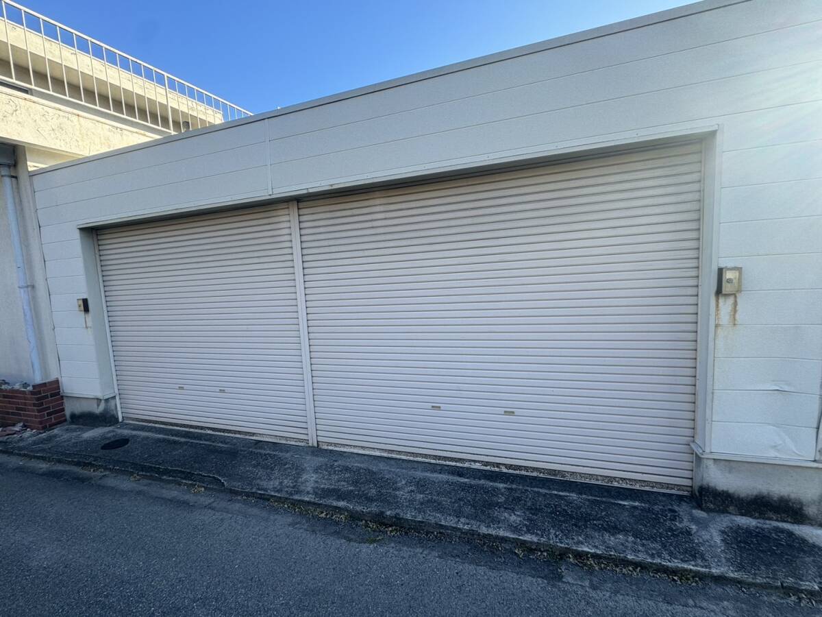 012597三和手動電動両用2連シャッター間口幅5980㎜高2330㎜左幅2990㎜右幅2700㎜分解撤去済み 電動不具合あり ガレージ車庫倉庫事務所に 西(シャッター)｜売買された ...
