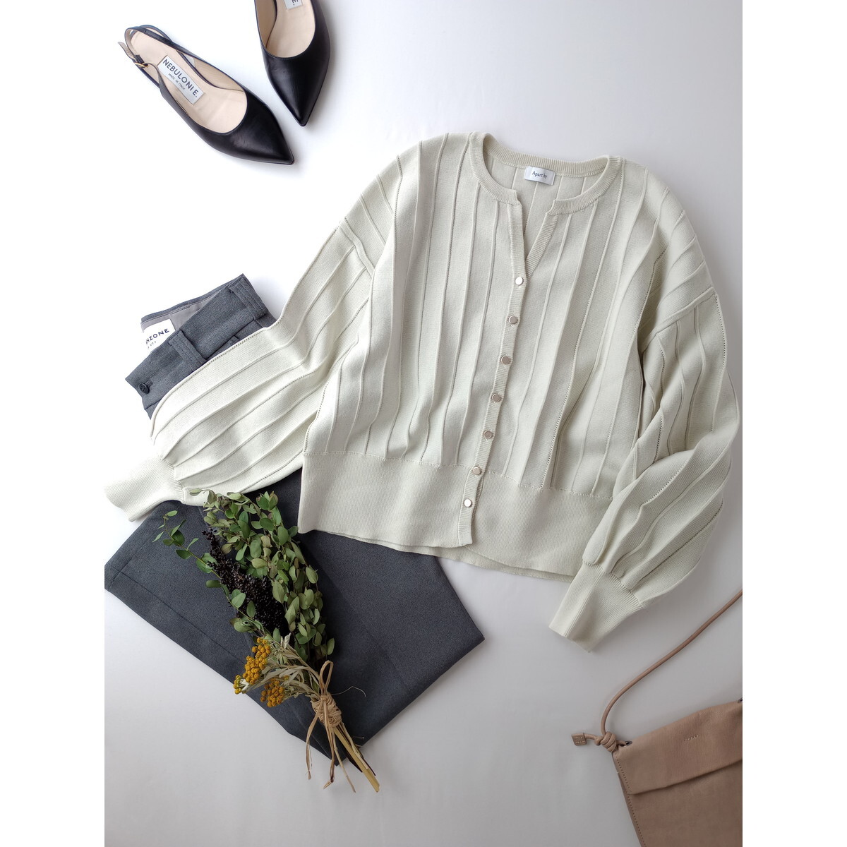 アパートバイローリーズ ローリーズファーム 気取らないのにきれい見え アイレットアミ ショート ニット カーディガン 19Y＋8574(セーター)｜売買されたオークション情報、yahooの商品 ...