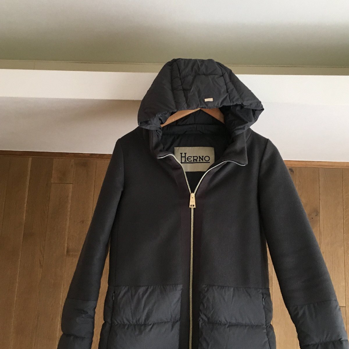 Yahoo!オークション - 即決 美品 HERNOヘルノ 切り替え ダウン コート4...