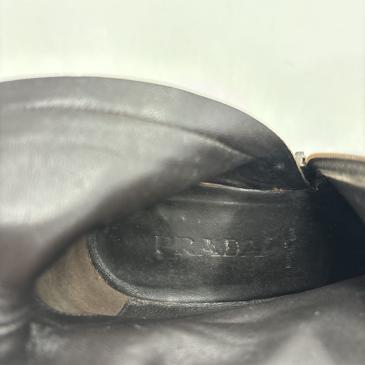 Yahoo!オークション - Z イタリア製 '高級感溢れる' PRADA プラダ 本革...