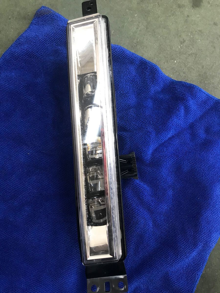 Yahoo!オークション - ヴェゼルRU3 右LEDフォグランプ デイライト