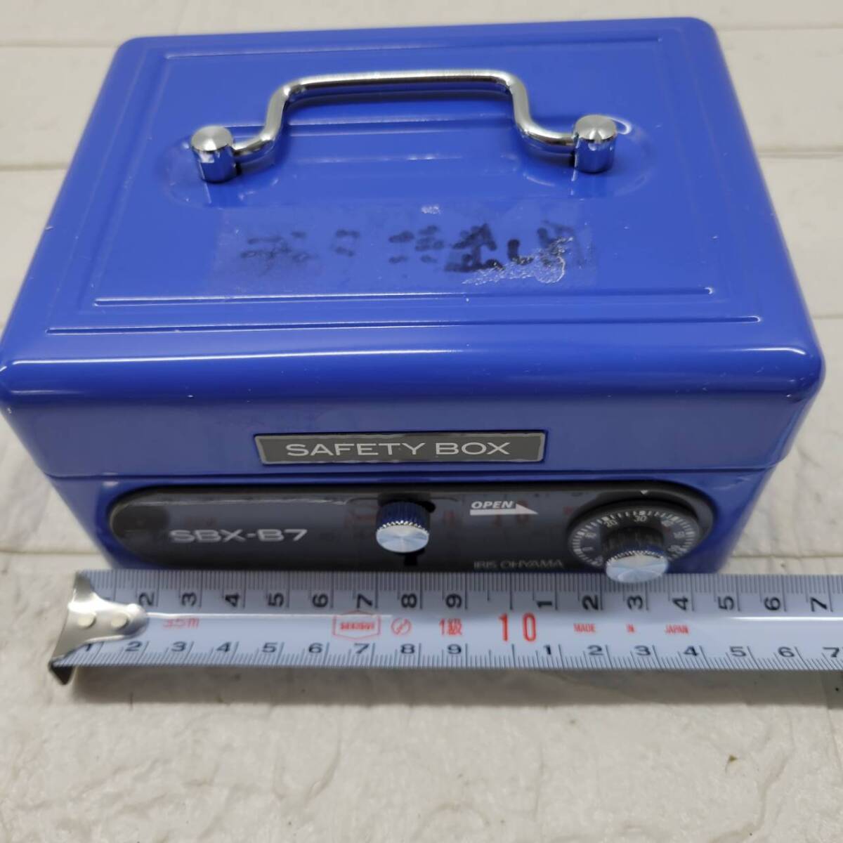 Yahoo!オークション - 【在庫処分価格】アイリスオーヤマ 金庫 手提げ...