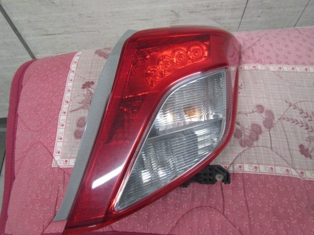 Yahoo!オークション - トヨタ ヴィッツ KSP130 H23年式 右テールランプ...