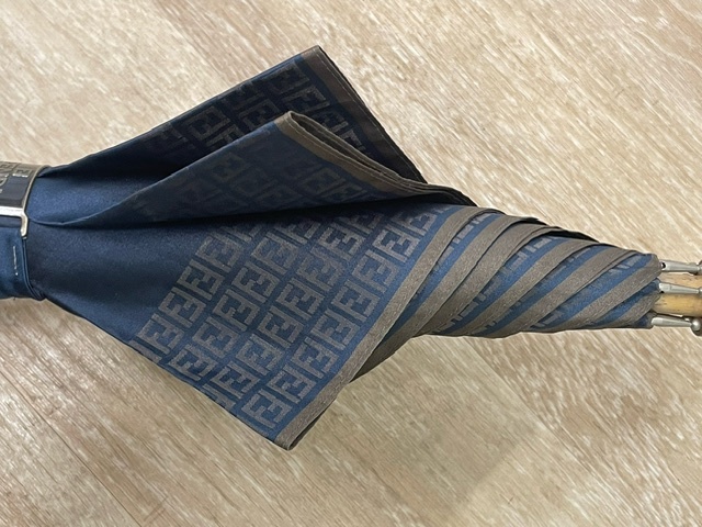 K4507B◇ FENDI フェンディ 長傘 雨傘 ズッカ柄 ロゴ柄 紺色 K4507B◇ FENDI フェンディ 長傘 雨傘 ズッカ柄 ロゴ柄 紺色