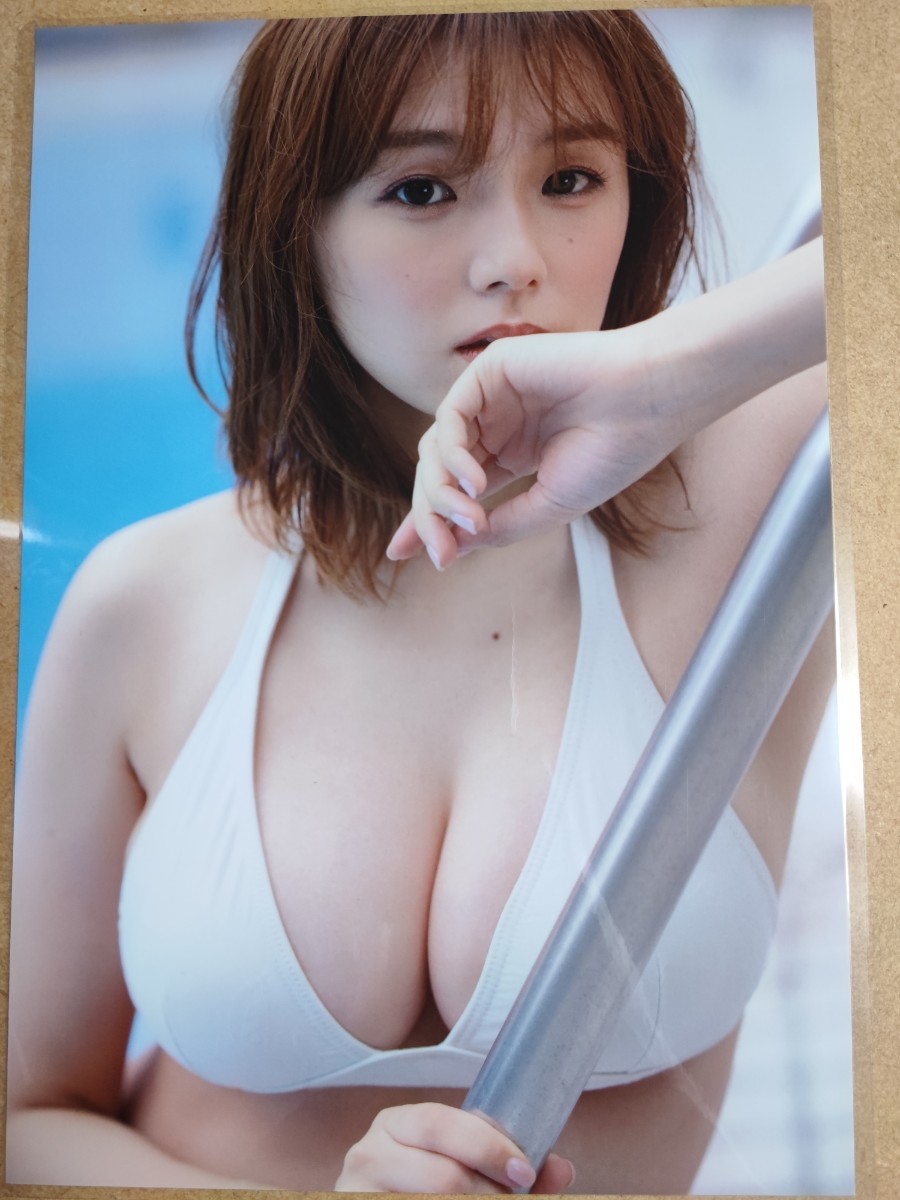 Yahoo!オークション - 篠崎愛 ラミネート加工 切り抜き 写真集 8ページ...