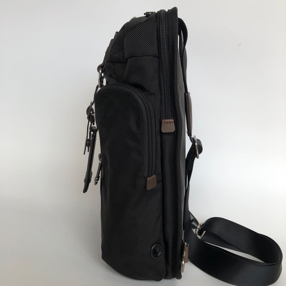 Yahoo!オークション - 【美品】 TUMI トゥミ 22318HKH ボディバッグ ア...