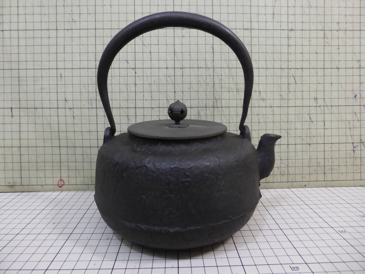 749 晴寿堂造 京鉄瓶 満水1350mL 重さ1695g 水漏れ無し(鉄瓶)｜売買されたオークション情報、yahooの商品情報をアーカイブ公開 - オークファン（aucfan.com）