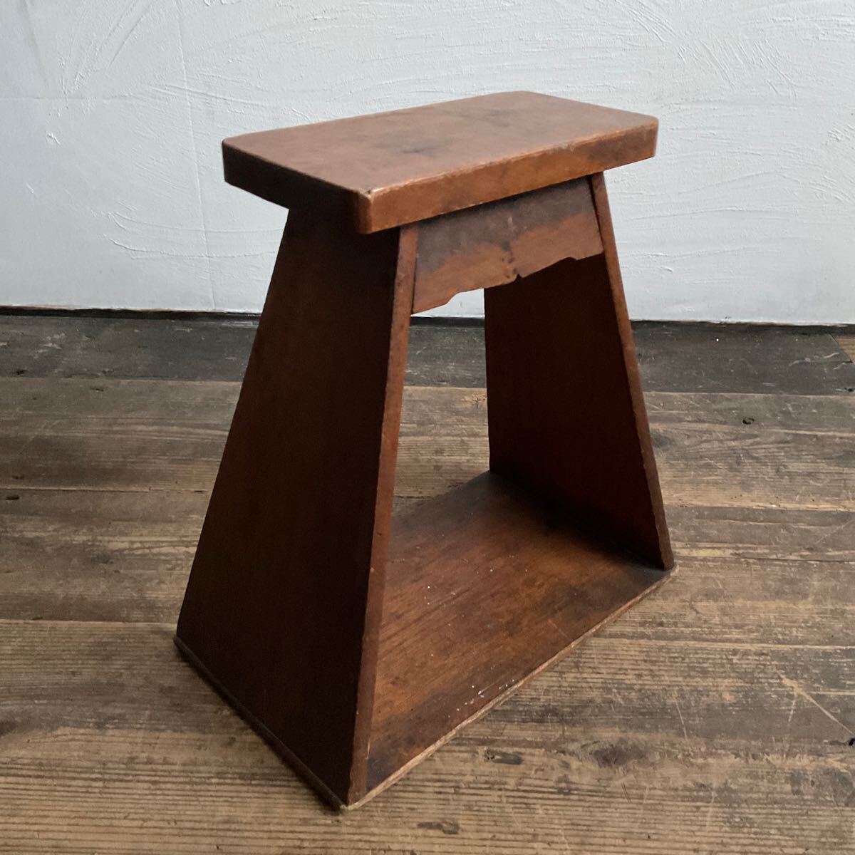 S03/ レトロ しっかりした木製 椅子 スツール アンティーク 古道具 古民具 ビンテージ イス(スツール)｜売買されたオークション情報、yahooの商品情報をアーカイブ公開 ...