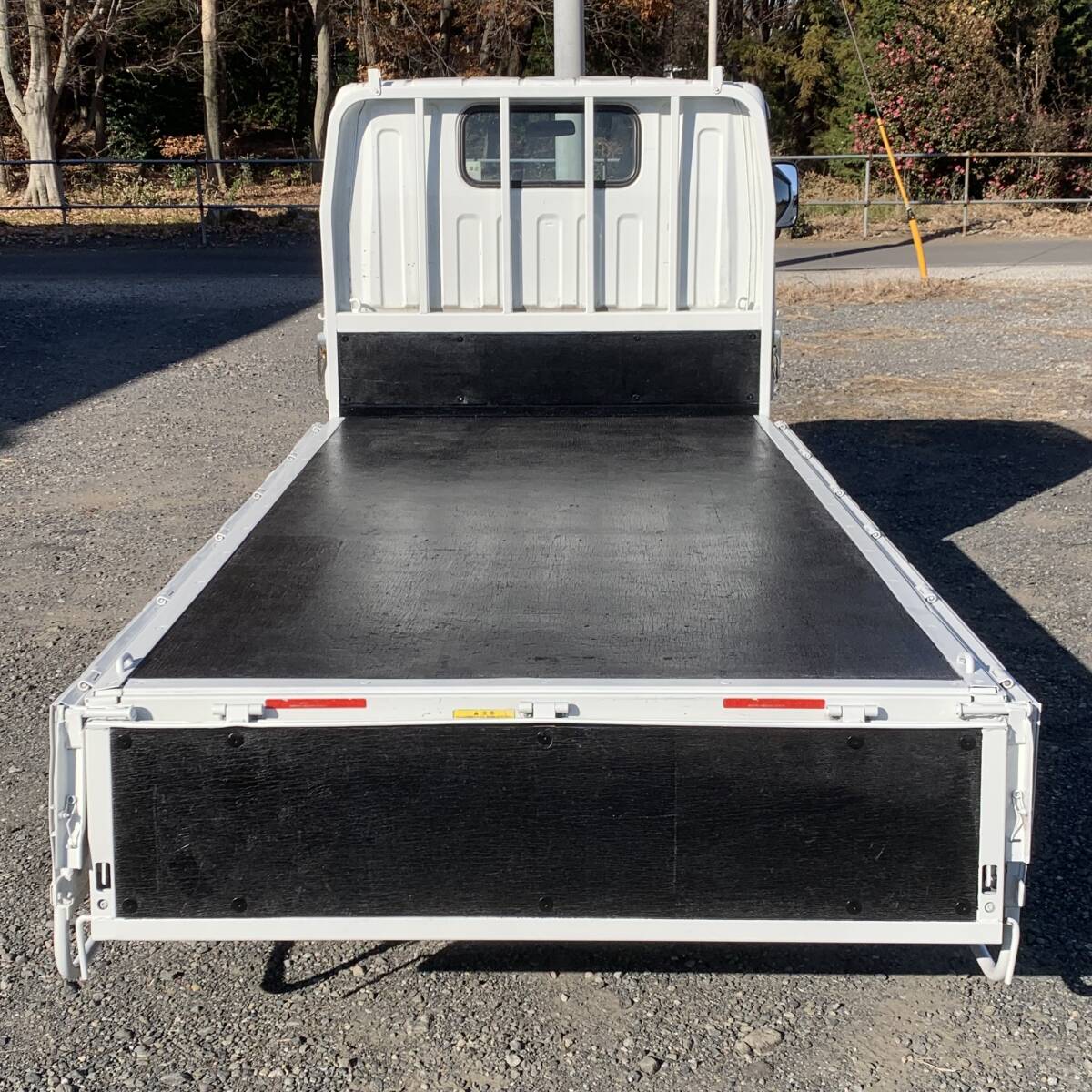 Yahoo!オークション - 新春初売切り H29年式 2t低床平ボディ 三菱キャ...