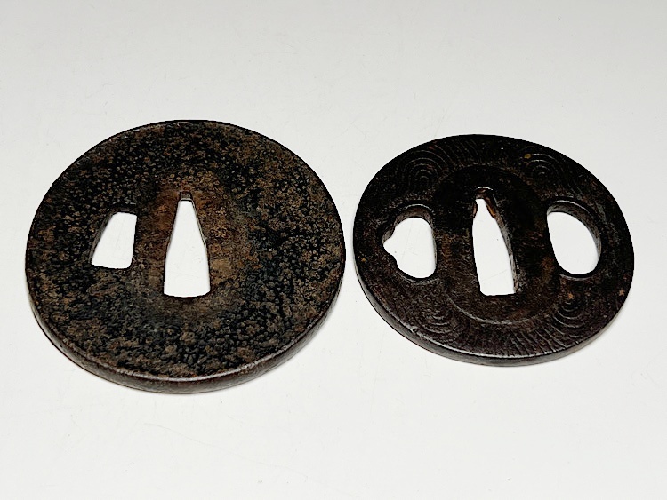 瑞 鉄地 刀鍔 2点まとめて 刀装具 重さ：約74g 約89g(鍔、刀装具)｜売買されたオークション情報、yahooの商品情報をアーカイブ公開 - オークファン（aucfan.com）
