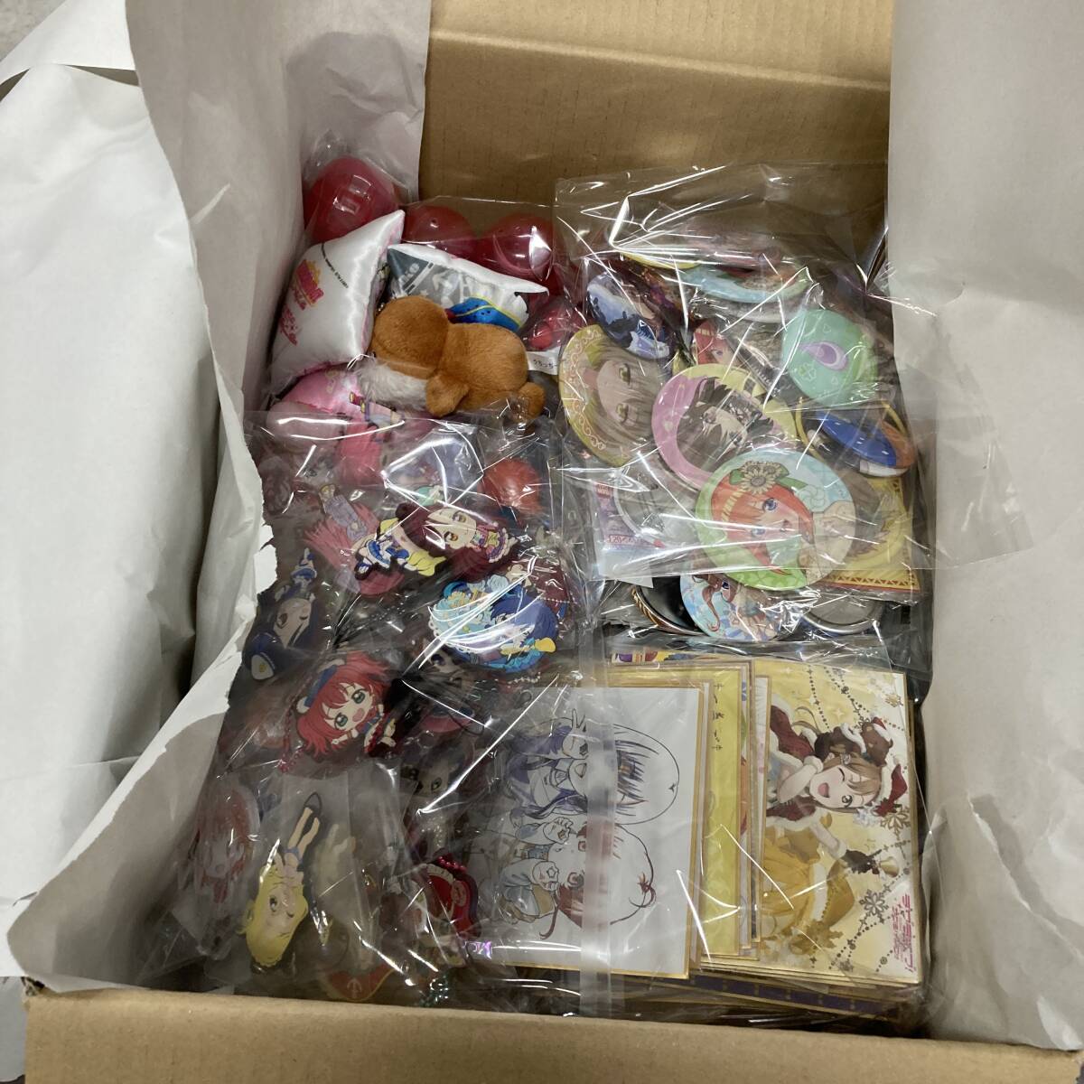 Yahoo!オークション - 32Mdd 萌え系アニメグッズ まとめて箱詰め ラブ...