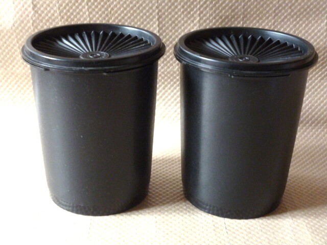 タッパーウェア ミニデコレーター 円筒形 黒 円形 ブラック 2個セット レトロ ビンテージ /T43(プラスチック製)｜売買されたオークション情報、yahooの商品情報をアーカイブ公開 ...