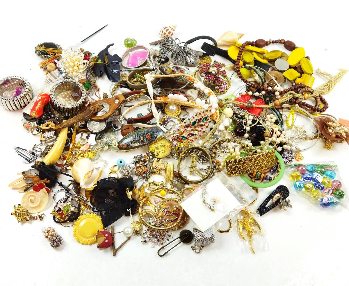 Yahoo!オークション - 【C389】 まとめ売り 約2.4kg アクセサリー 大量...