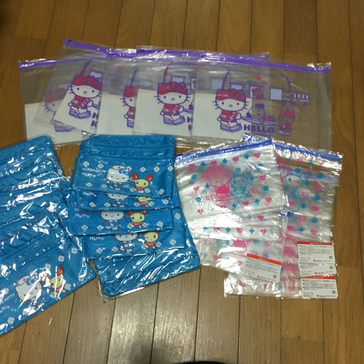 Yahoo!オークション - J25 送料185円可 未使用 ハローキティ× 赤十字...