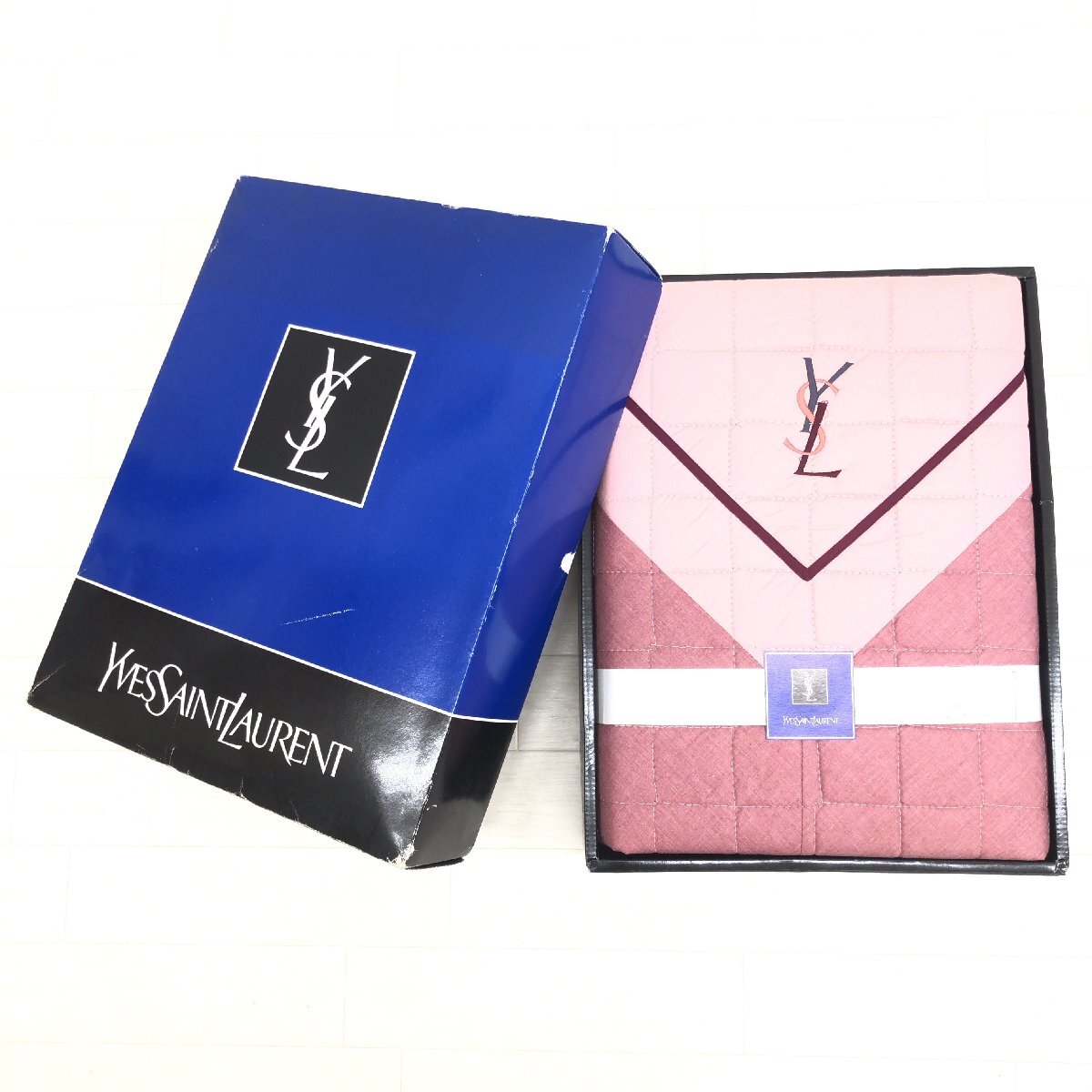 Yves Saint Laurent イヴサンローラン ロゴ刺繍 中綿入り コタツ上掛け 200×200 ピンク系 こたつ布団 箱付き ギフト YSL(こたつ布団)｜売買されたオークション情報 ...