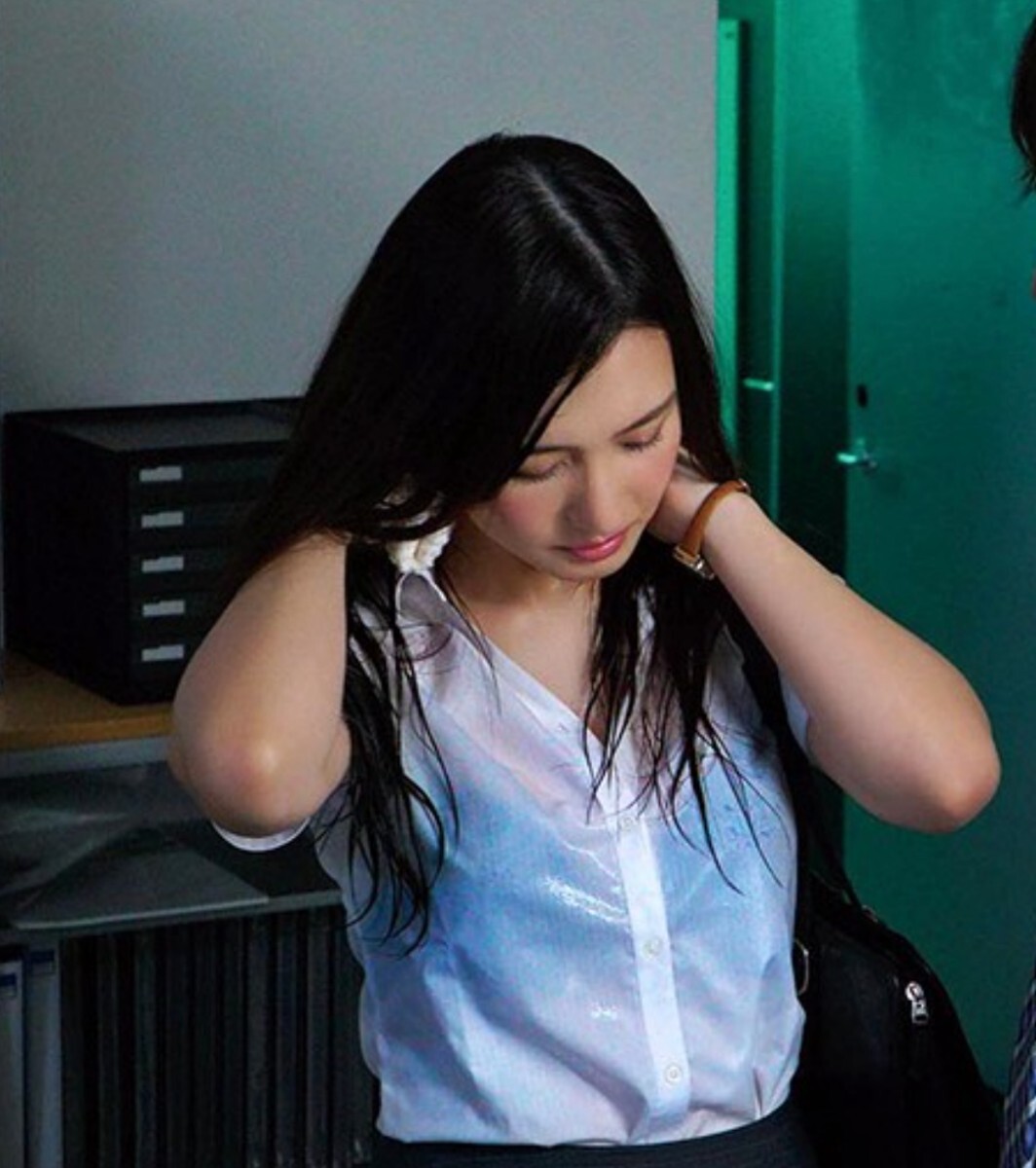 Yahoo!オークション - アダルト誌切り抜き ゲリラ豪雨の夜に憧れの女上...