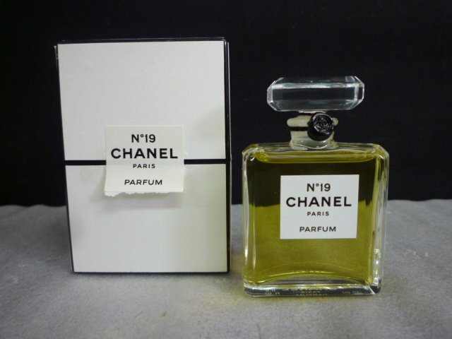 Yahoo!オークション - ESA-54906-45 CHANEL シャネル N°19 15ml 香水