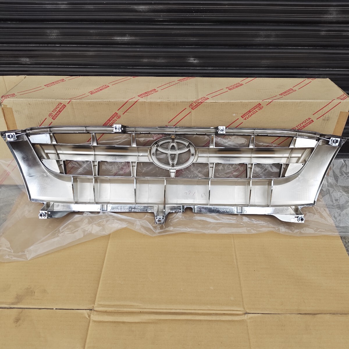 Yahoo!オークション - ハイラックス 純正 フロントグリル 希少 RZN152/...