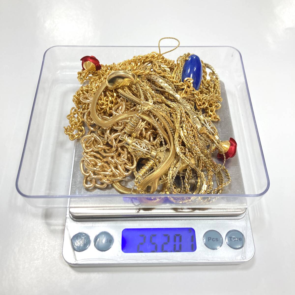 Yahoo!オークション - ゴールド系 アクセサリー まとめ 総重量約252g ...