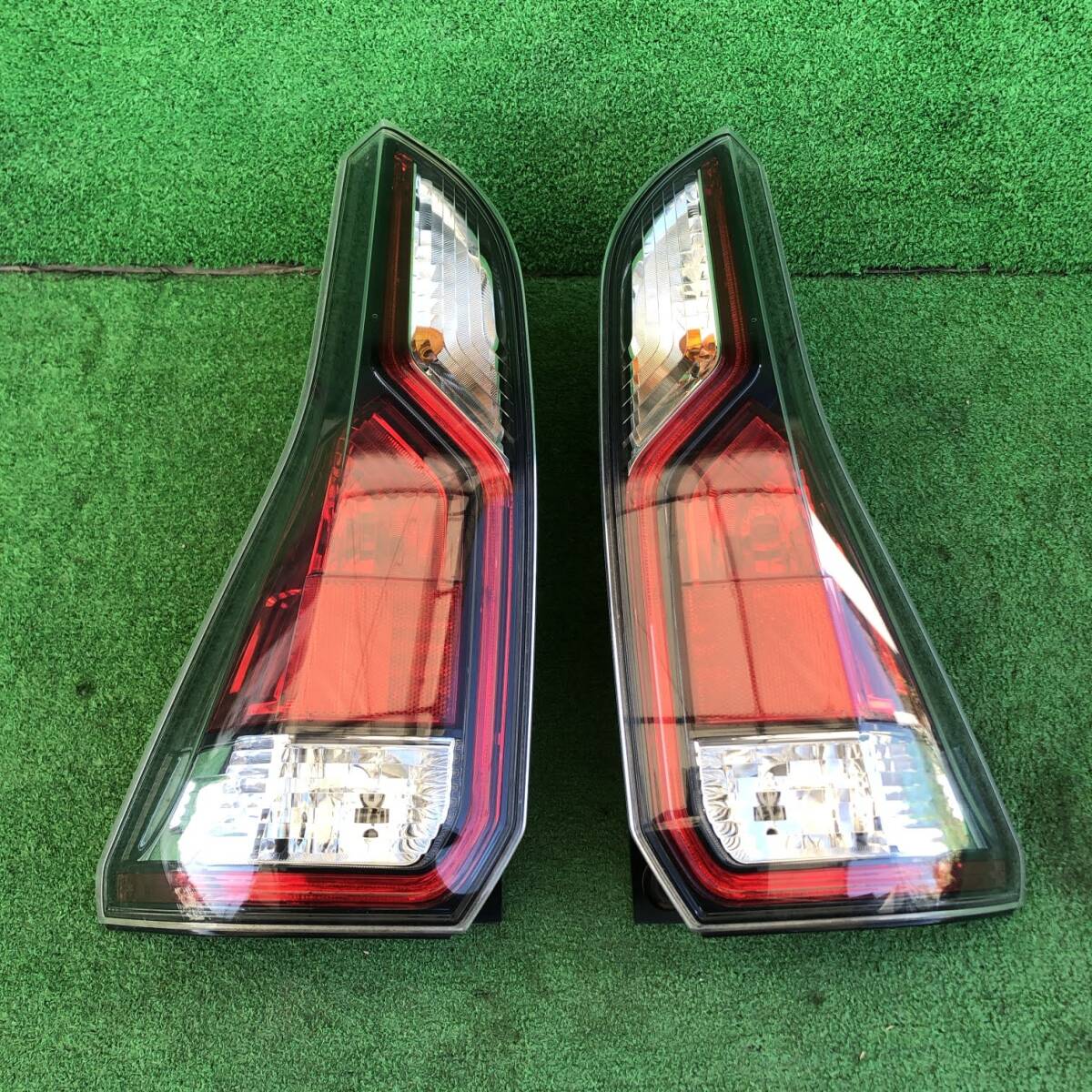 Yahoo!オークション - 240604-4 セレナ GFC27 純正 テールランプ 左右...