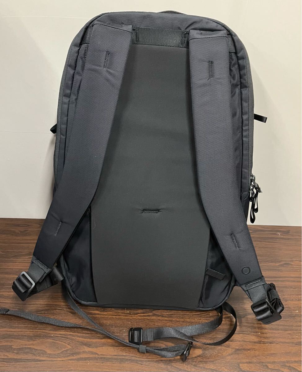 Yahoo!オークション - 新品 タグ付 Urth ノーライト 24L リュックサッ...