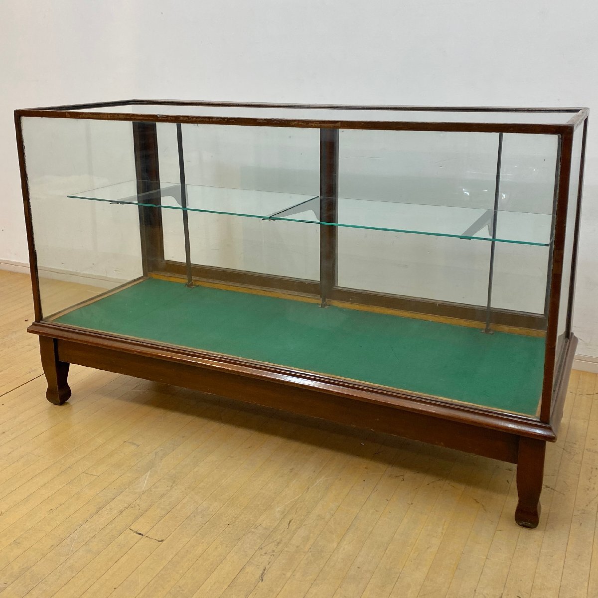 名古屋近郊配送可 ビンテージ ガラスショーケース 幅1475×奥585×高920 キャビネット カウンター 陳列棚 飾り ディスプレイ クラシック(飾り棚)｜売買されたオークション情報 ...