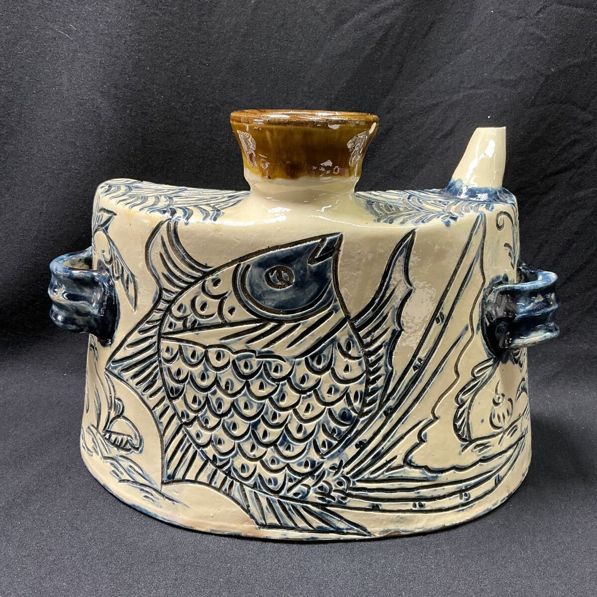 Yahoo!オークション - 【A894】送無 壷屋焼 魚文 抱瓶 幅32.5cm 在銘 ...