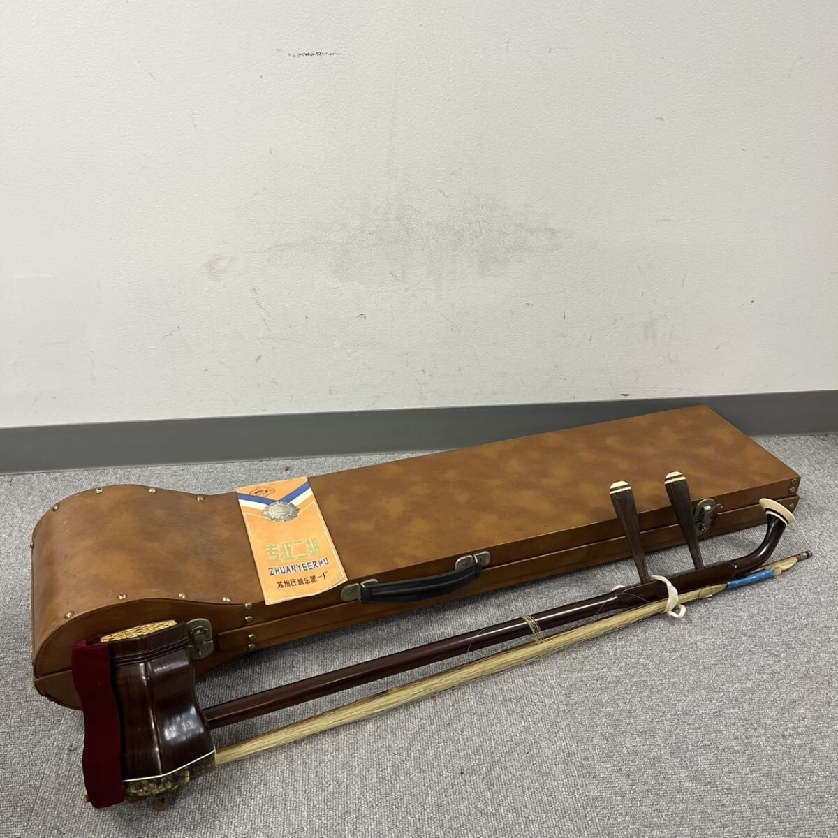 L661-I58-4219 虎丘牌 蘇州民族楽器 二胡弦 中国満州 蛇皮 胡弓 弦楽器 六角胴 ハードケース付き(胡弓)｜売買されたオークション情報、yahooの商品情報をアーカイブ公開 ...