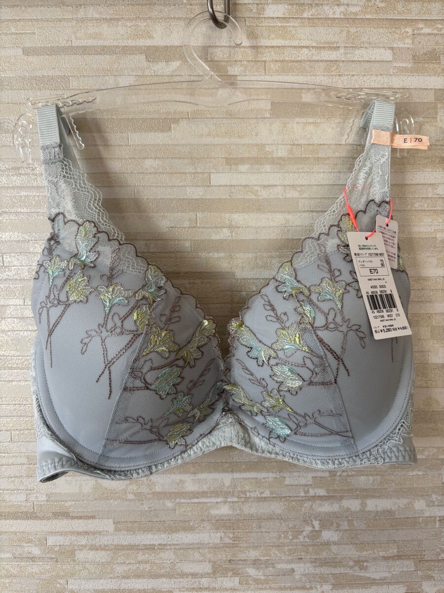 Yahoo!オークション - 「E70」トリンプ 夢みるブラ DeepV 全面花柄 ブ...
