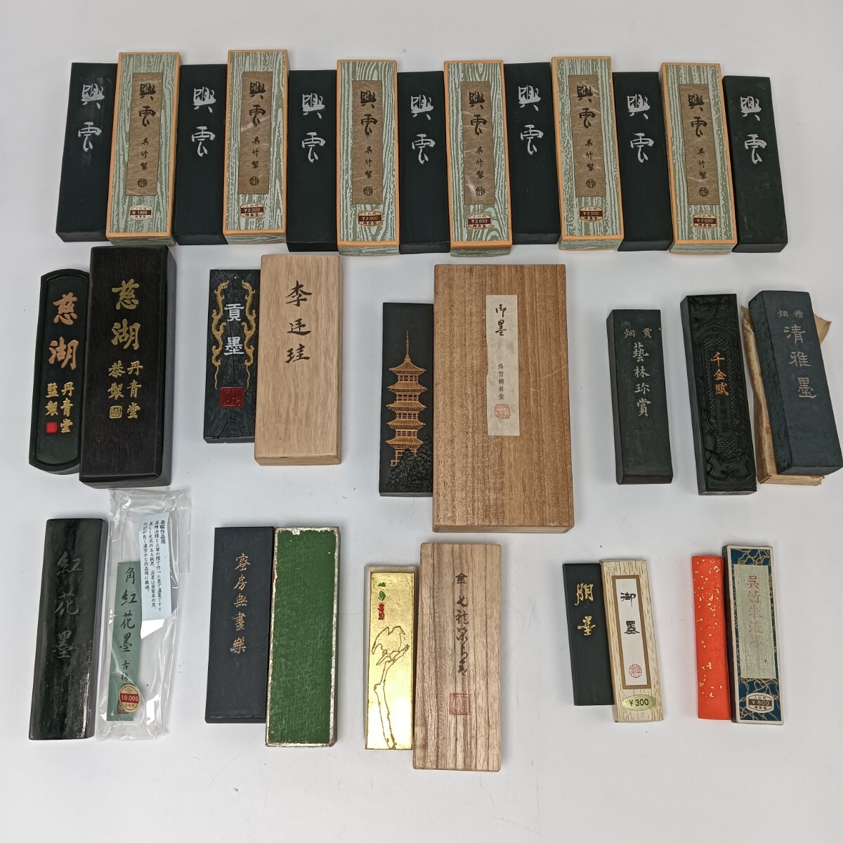 A1434 日本墨 呉竹精昇堂 清雅墨 頂煙 紅梅墨 朋墨 丹青堂 輕膠松煙 古法漆墨 古墨 朱液墨 書道具 品あり 18本 傷あり(その他)｜売買されたオークション情報、yahooの商品情報 ...