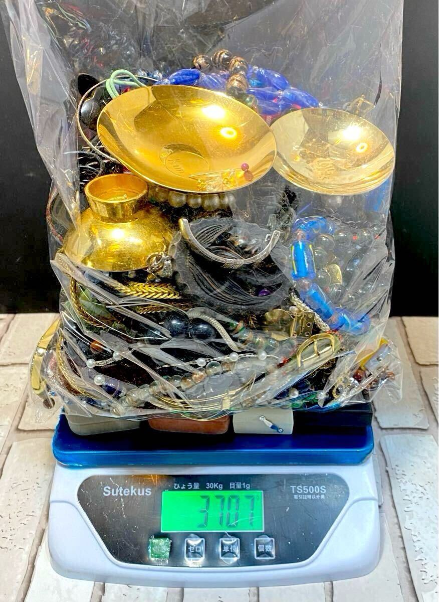 Yahoo!オークション - R068 アクセサリー まとめ売り 約3.7kg ネックレ...