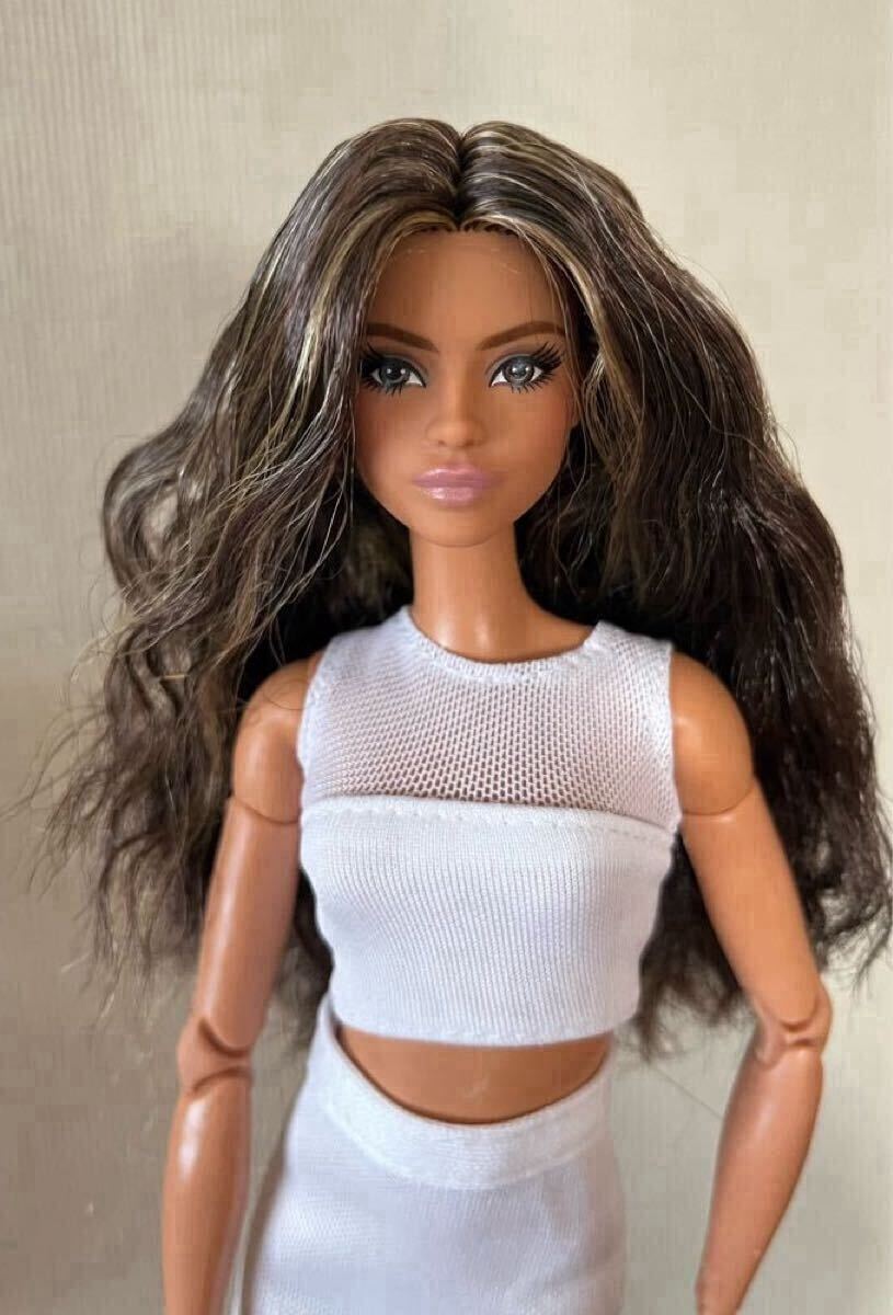 Yahoo!オークション - Mattel Barbie LOOKS ブルネット GTD89 マテル ...