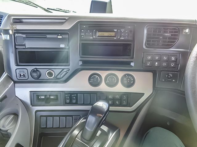 Yahoo!オークション - R1 UDトラックス クオン トレーラーヘッド 第五...