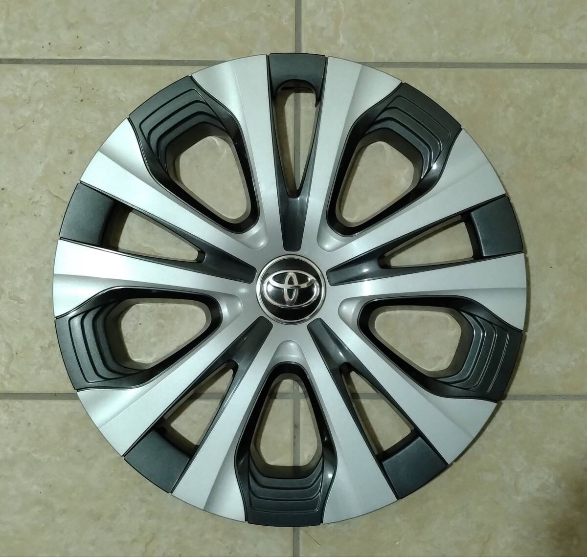 送料710円 トヨタ プリウス 50 後期 Aグレード 純正 ホイールキャップ 1枚 ZVW50 15インチ キャップ A センターキャップ 黒 ブラック 銀(純正品)｜売買されたオークション ...