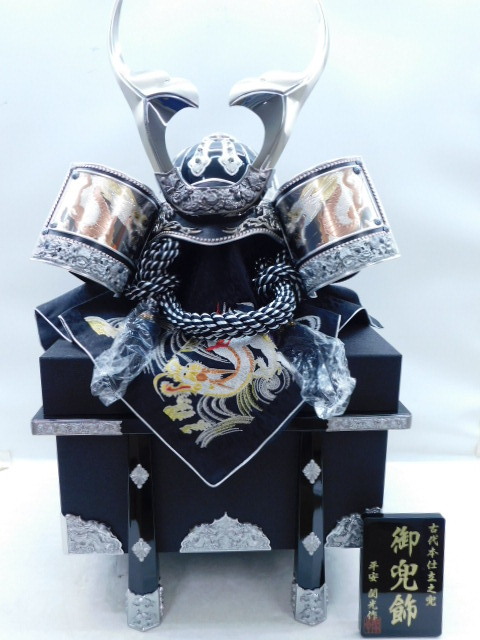 月2342 御兜飾 平安 関光作 25号 着用兜 ブロンズ 神鷹 銀 古代本仕立之兜 金櫃入 飾台 収納 兜セット 兜 五月人形節句 在庫品 12405151(兜)｜売買されたオークション情報 ...