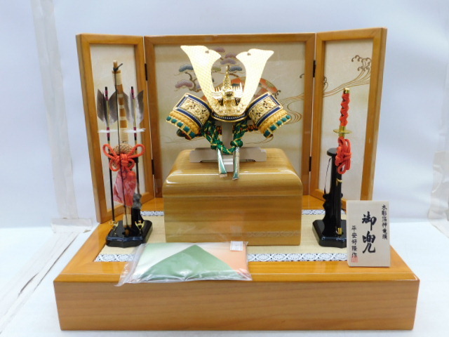 月2324 御兜飾 兜セット 兜 10号 木彫箔押竜頭 平安好隆作 木目櫃 五月人形 御弓太刀飾 屏風 源氏車 収納箱 飾台 節句 在庫品 12405151(兜)｜売買されたオークション情報 ...