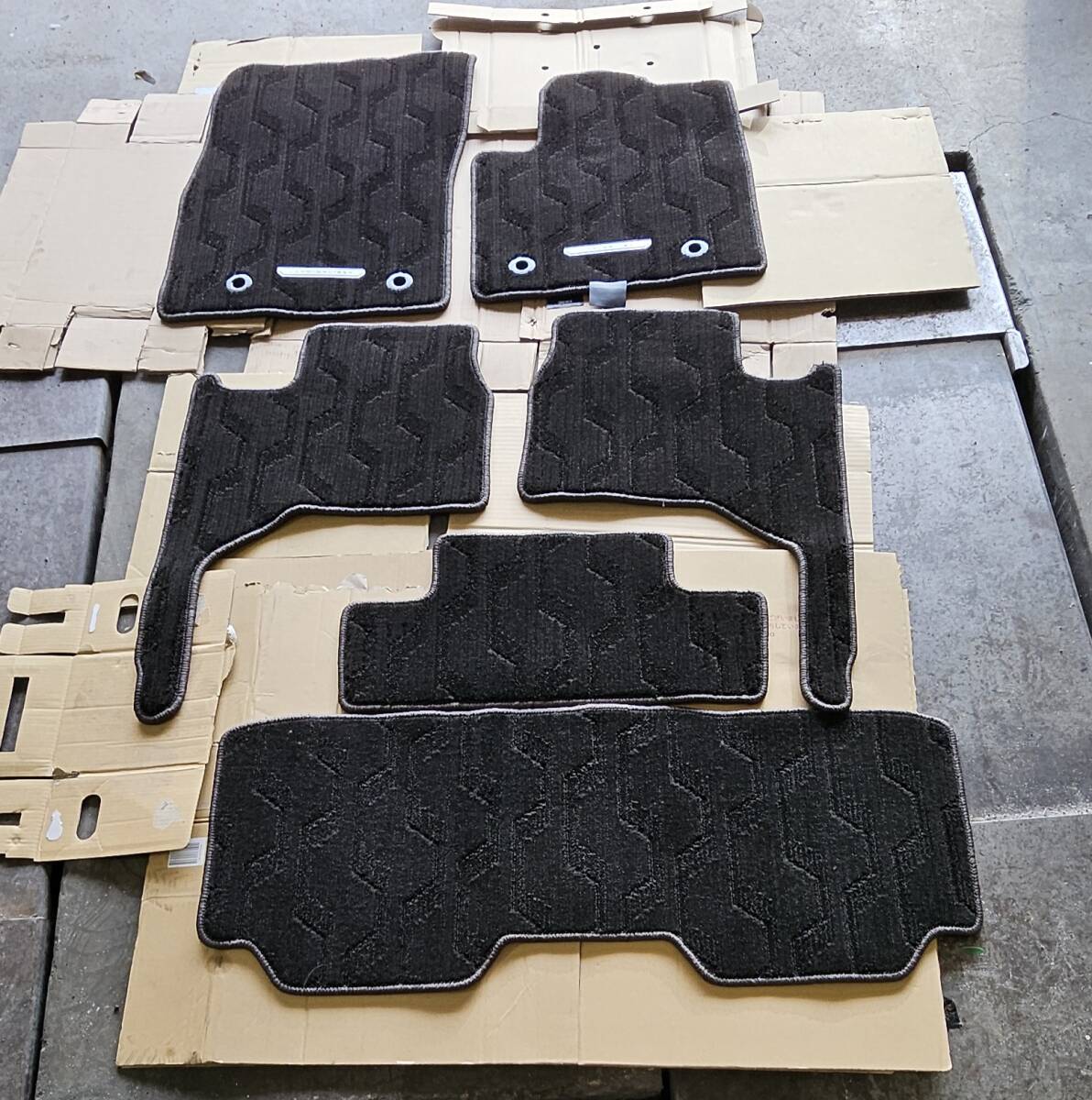 Yahoo!オークション - トヨタ純正300系ランドクルーザーZX用フロアマッ...