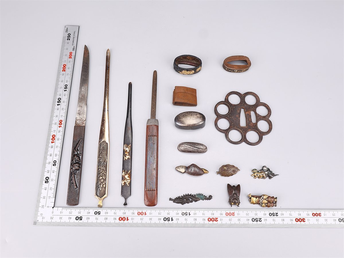 Yahoo!オークション - 【吉】WA923 時代刀装具 小柄 小刀 鍔 銀製 縁頭...