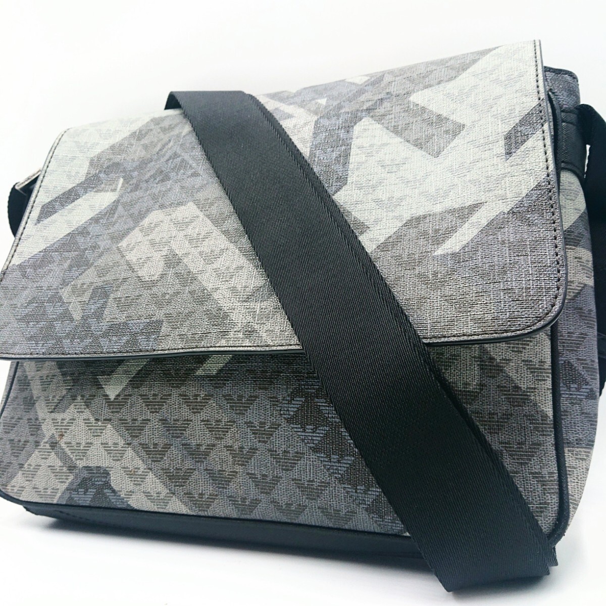 Yahoo!オークション - 美品 A4収納 エンポリオアルマーニ メッセンジャ...